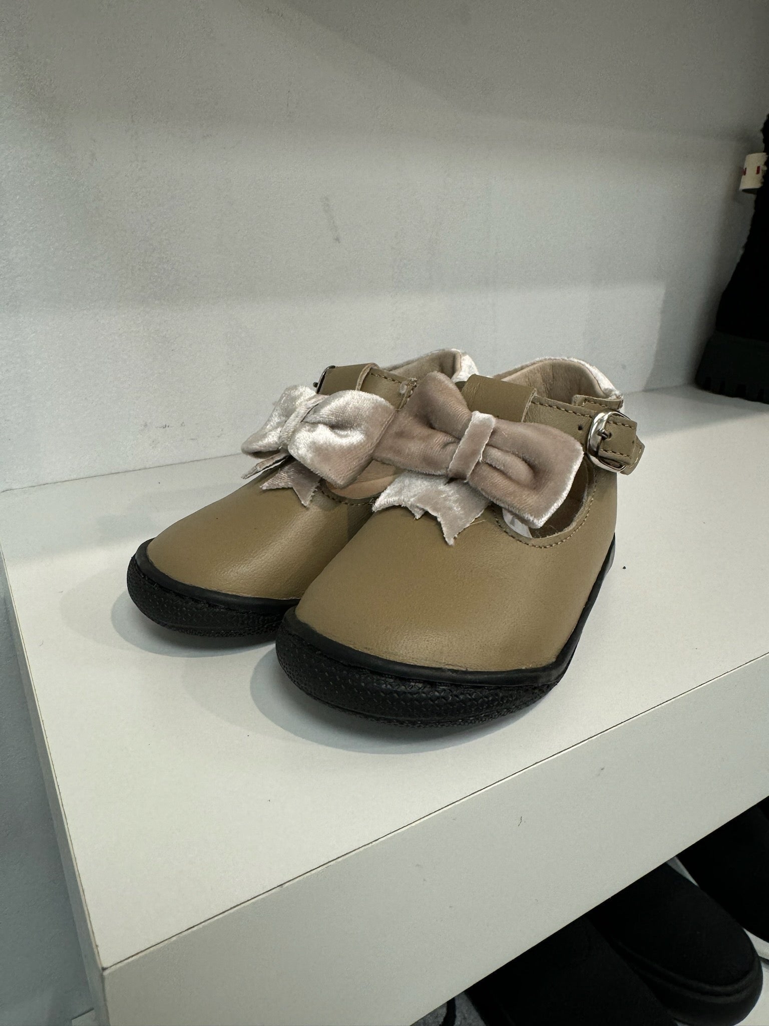 Don Louis Taupe Baby Bow T Bar – Hal Outlet